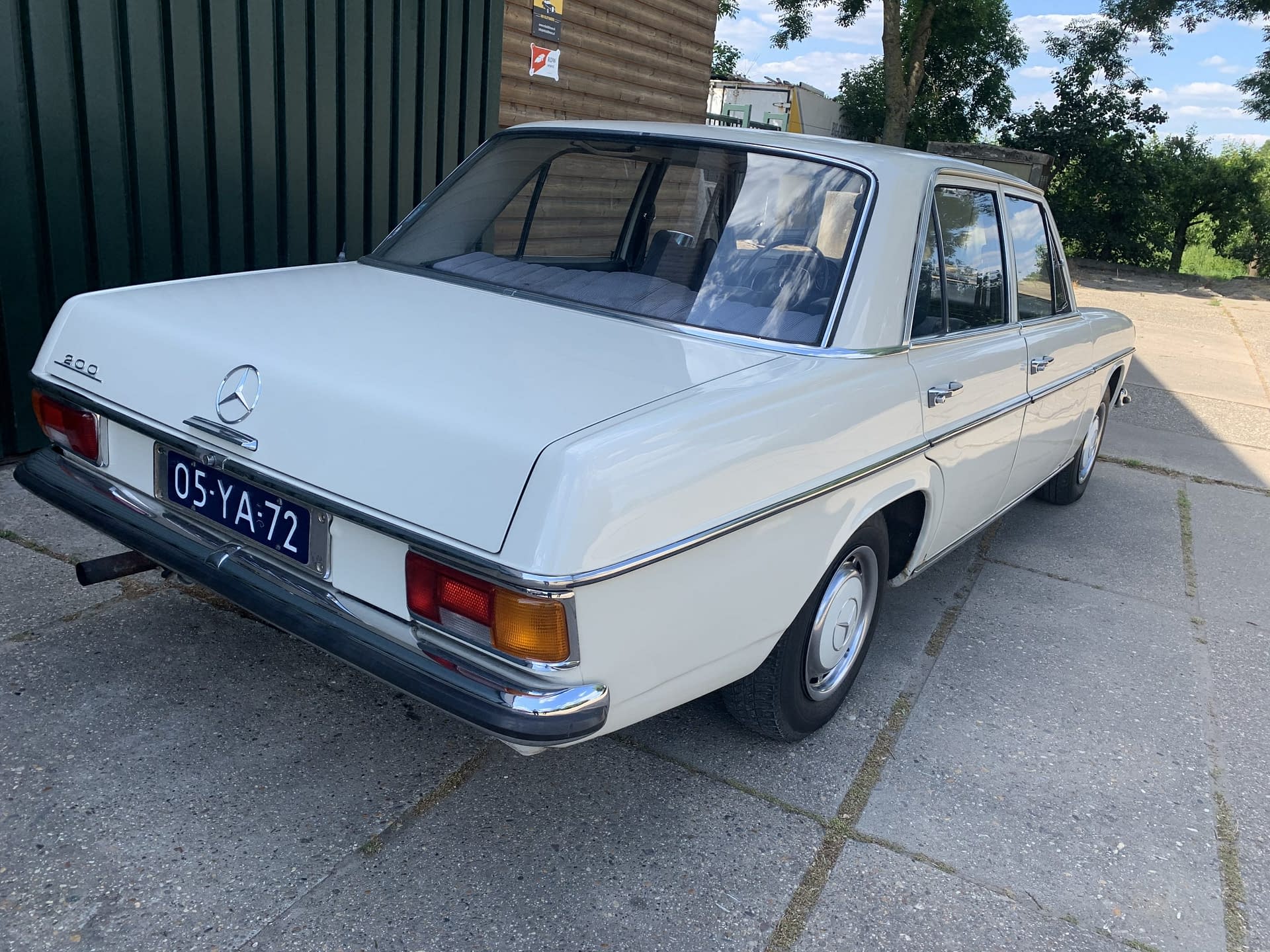 Mercedes-Benz W115 /8 200 E Schuifdak 1973 - MB Oldtimers