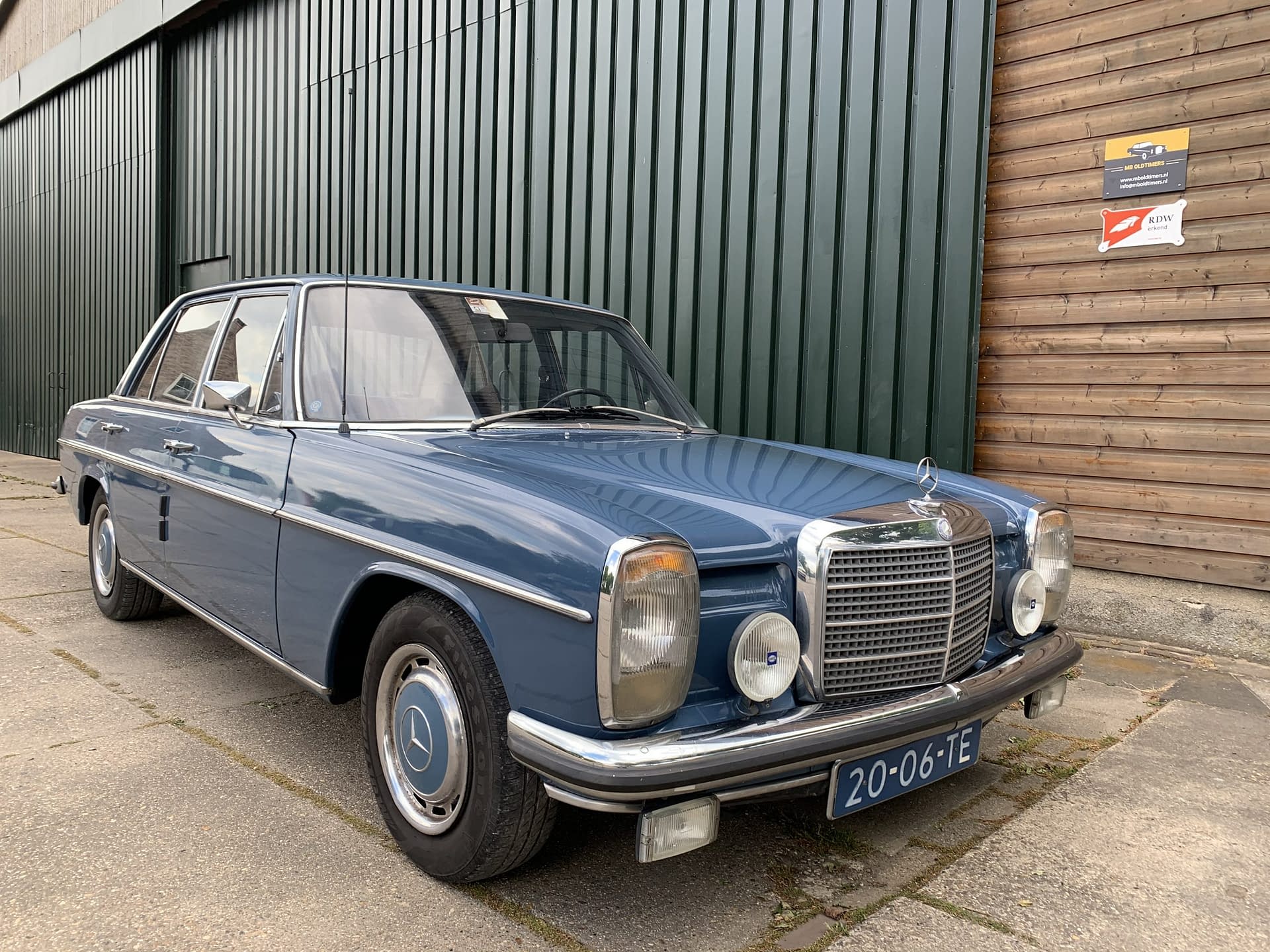 Mercedes-Benz W115 220 Automaat/Airco/Schuifdak - MB Oldtimers